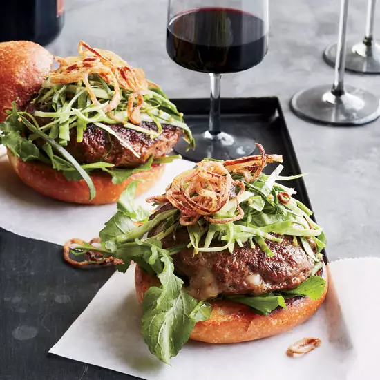 Burgers farcis au cheddar avec salade de chou marinée et échalotes frites