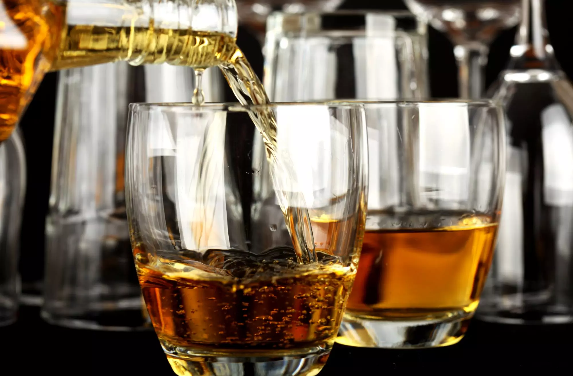 Točenje viskija u čašu