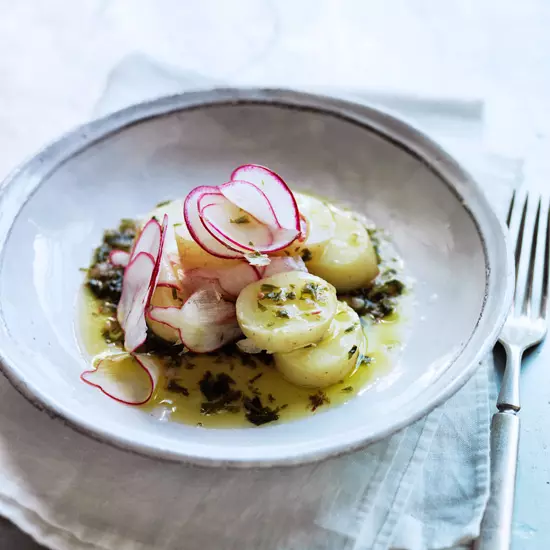 Tvaicēti jaunie kartupeļi ar pienenes zaļumiem Salsa Verde