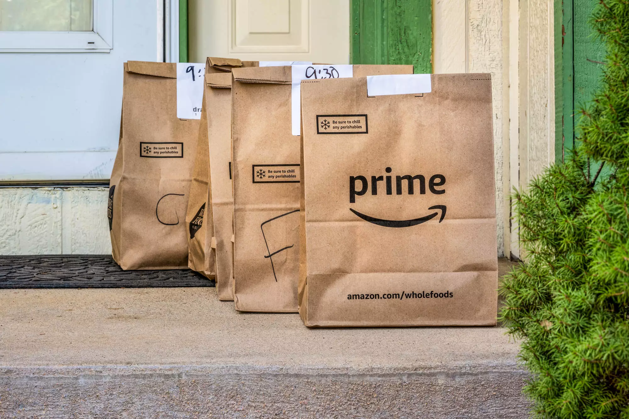 Τσάντες παράδοσης Amazon Prime σε ένα κατώφλι