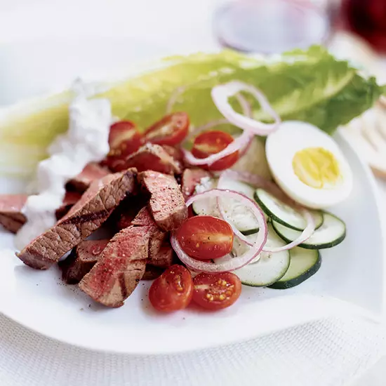 Fűszeres steak saláta kéksajt öntettel