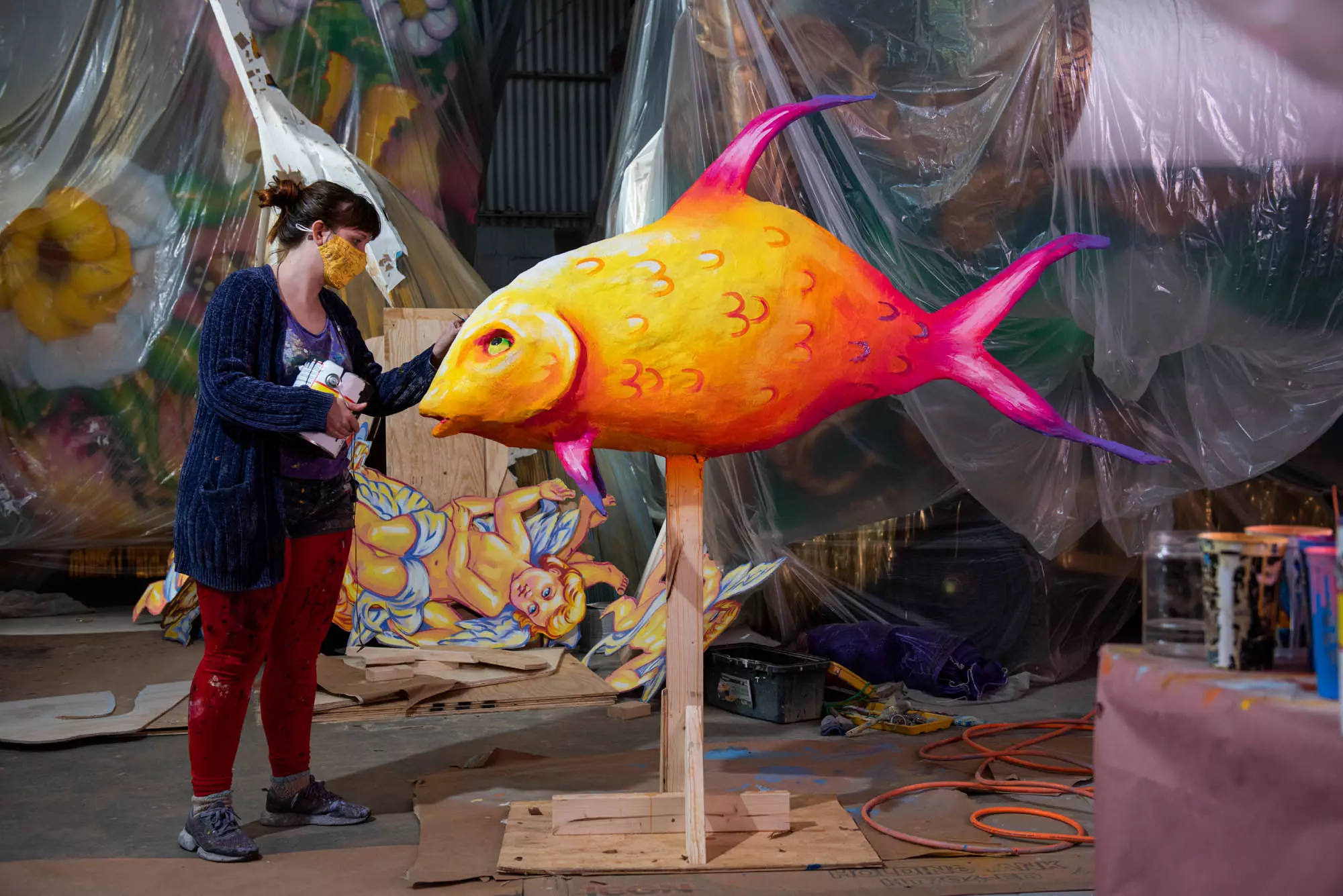 Caroline Thomas pictează pește la Rex Den.