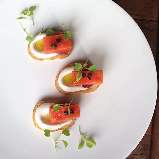 original-201409-HD-በጣም-የሚፈለጉ-ሳህኖች-sockeye-salmon-crostini-spur.jpg