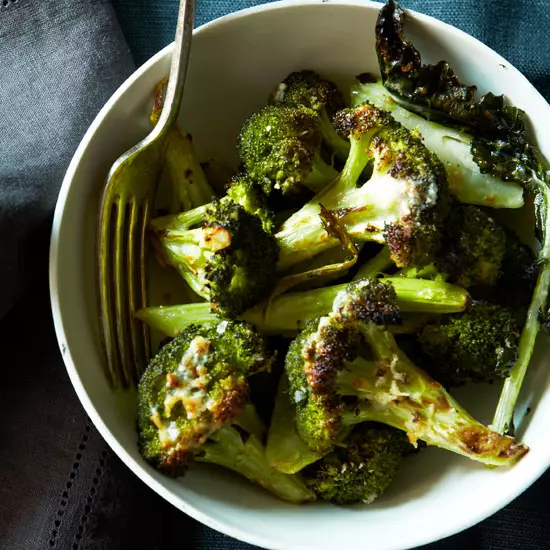 Pražen česen-parmigiano brokoli