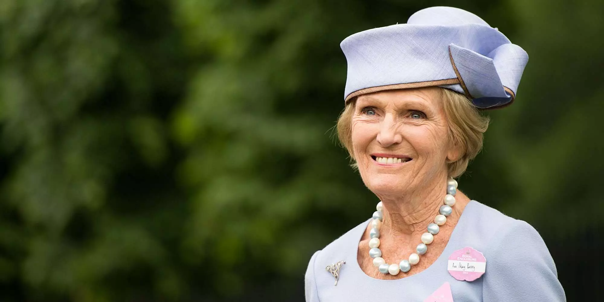 Mary Berry nahnala dvadsať oviec cez London Bridge