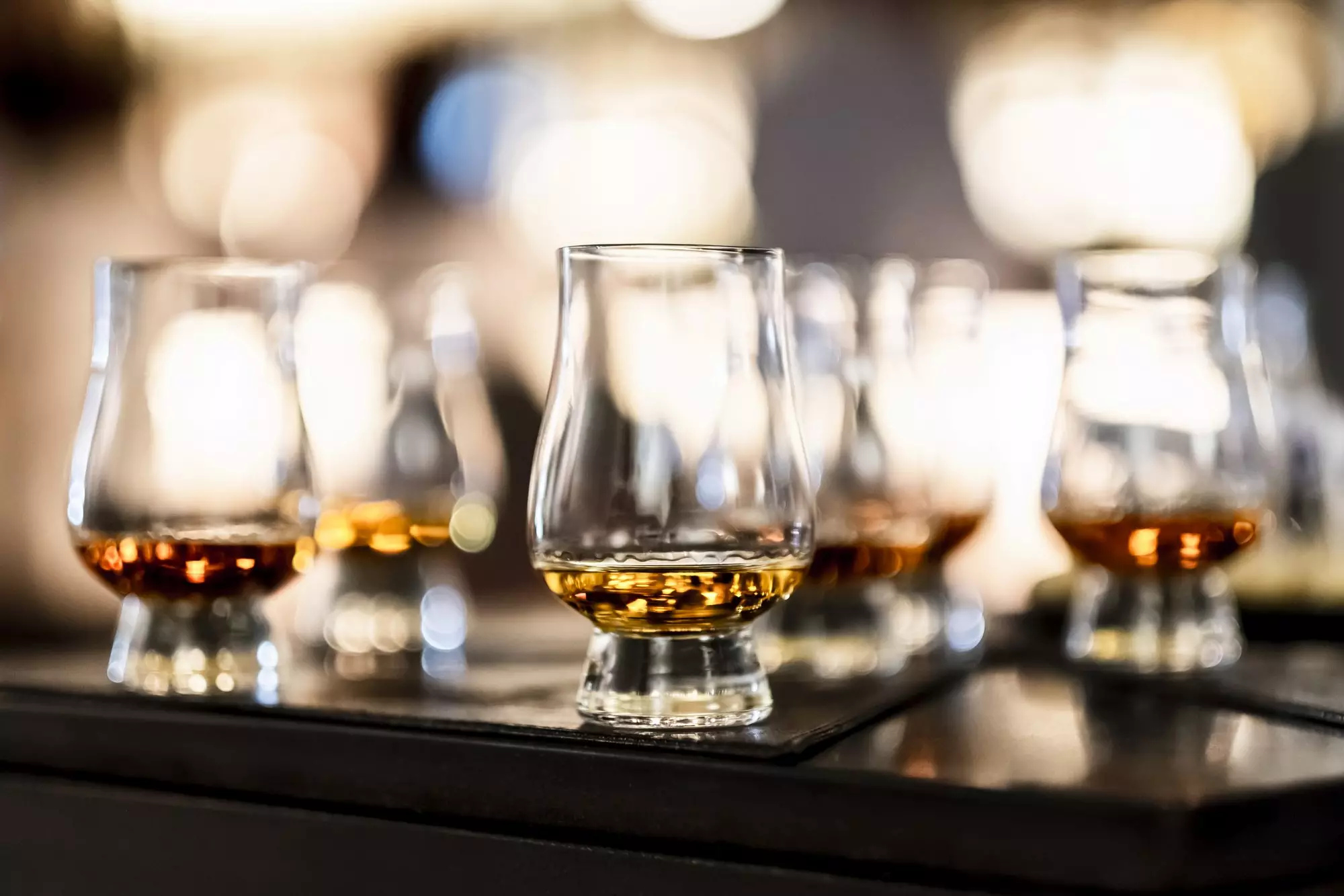 Kusa-Kasa na Scotch Whiskey A Gilashin Kan Tebur