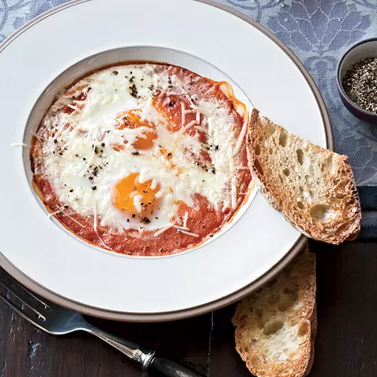 Рецепта за здравословна закуска: Яйца, запечени в печен доматен сос