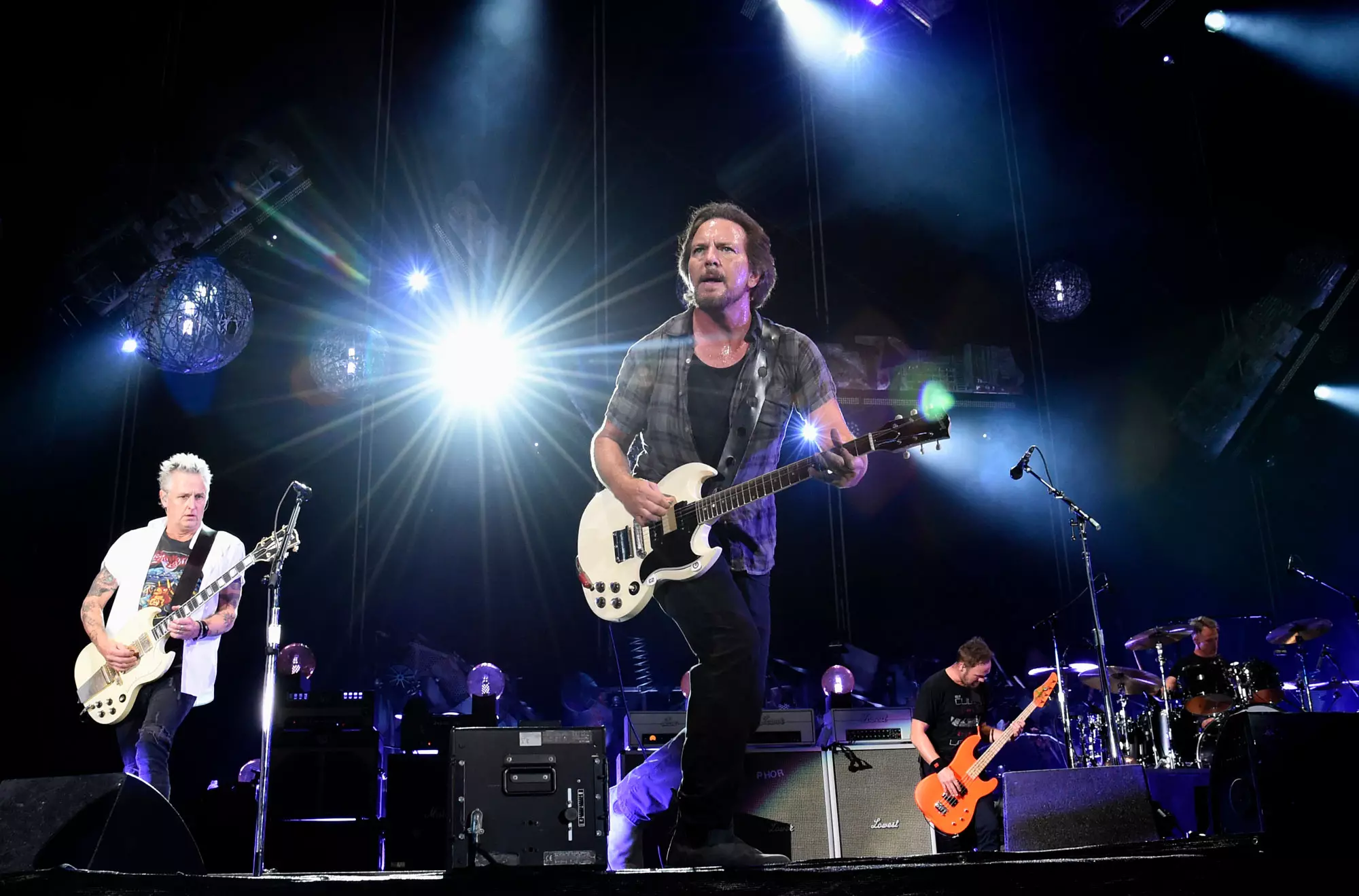 Pearl Jam'den Jeff Ament, Mike McCready, Matt Cameron, Stone Gossard ve Eddie Vedder, 4 Eylül 2018'de Boston, Massachusetts'te Fenway Park'ta sahne alıyor.