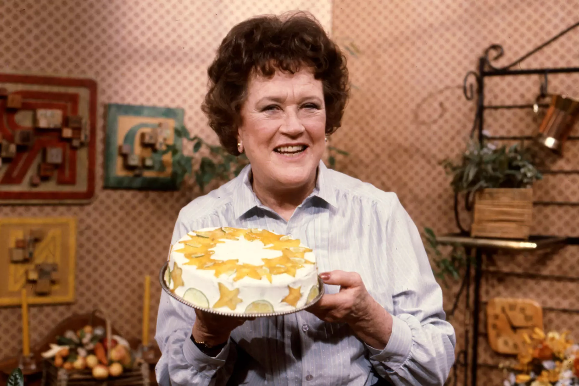 Bir pasta tutan Julia Child