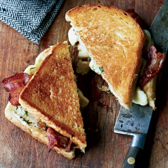 Sandwich Keju-lan-Bacon Panggang karo Keju Keju