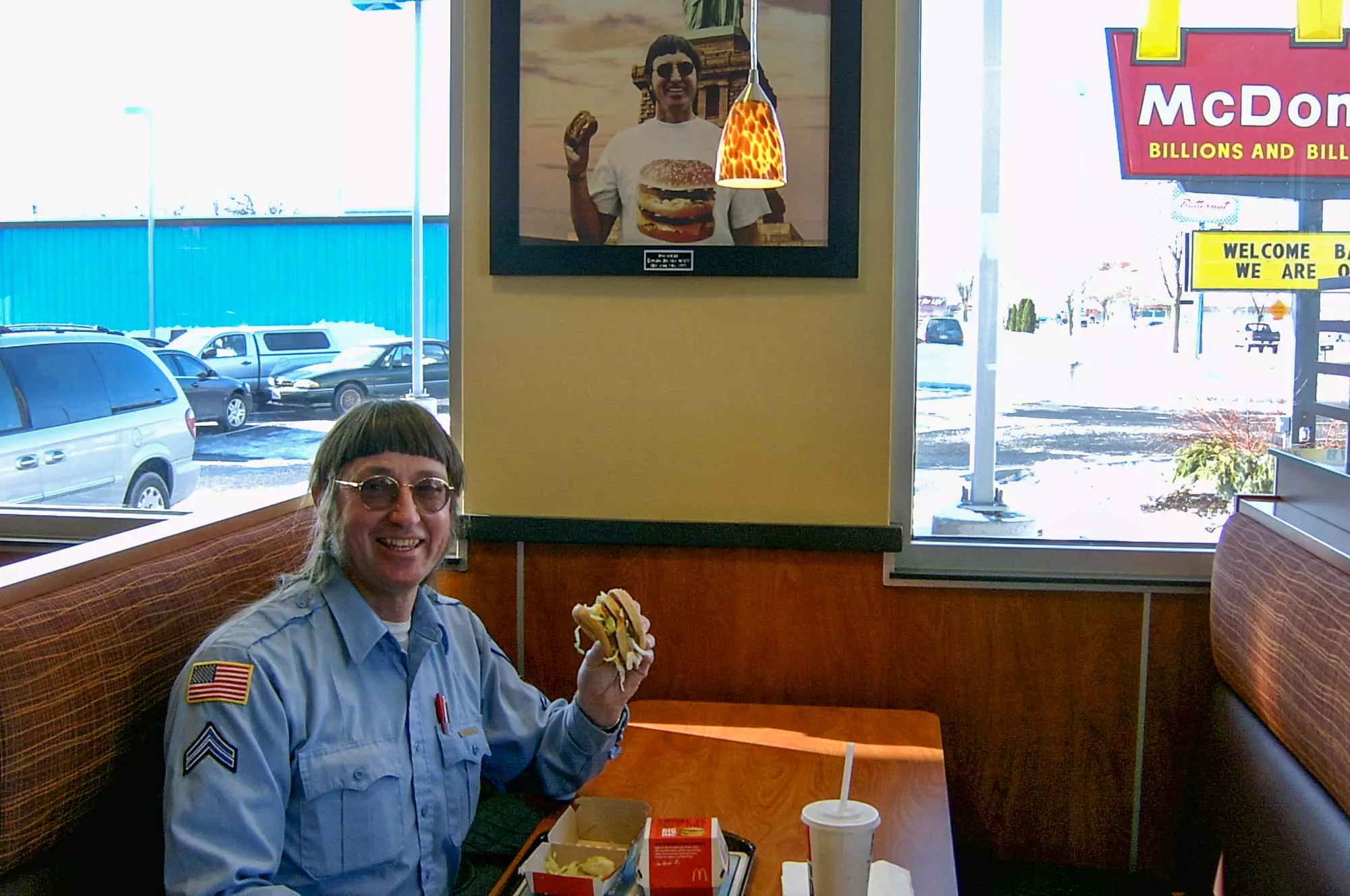Donald Gorske manĝante Big Mac ene de McDonald's