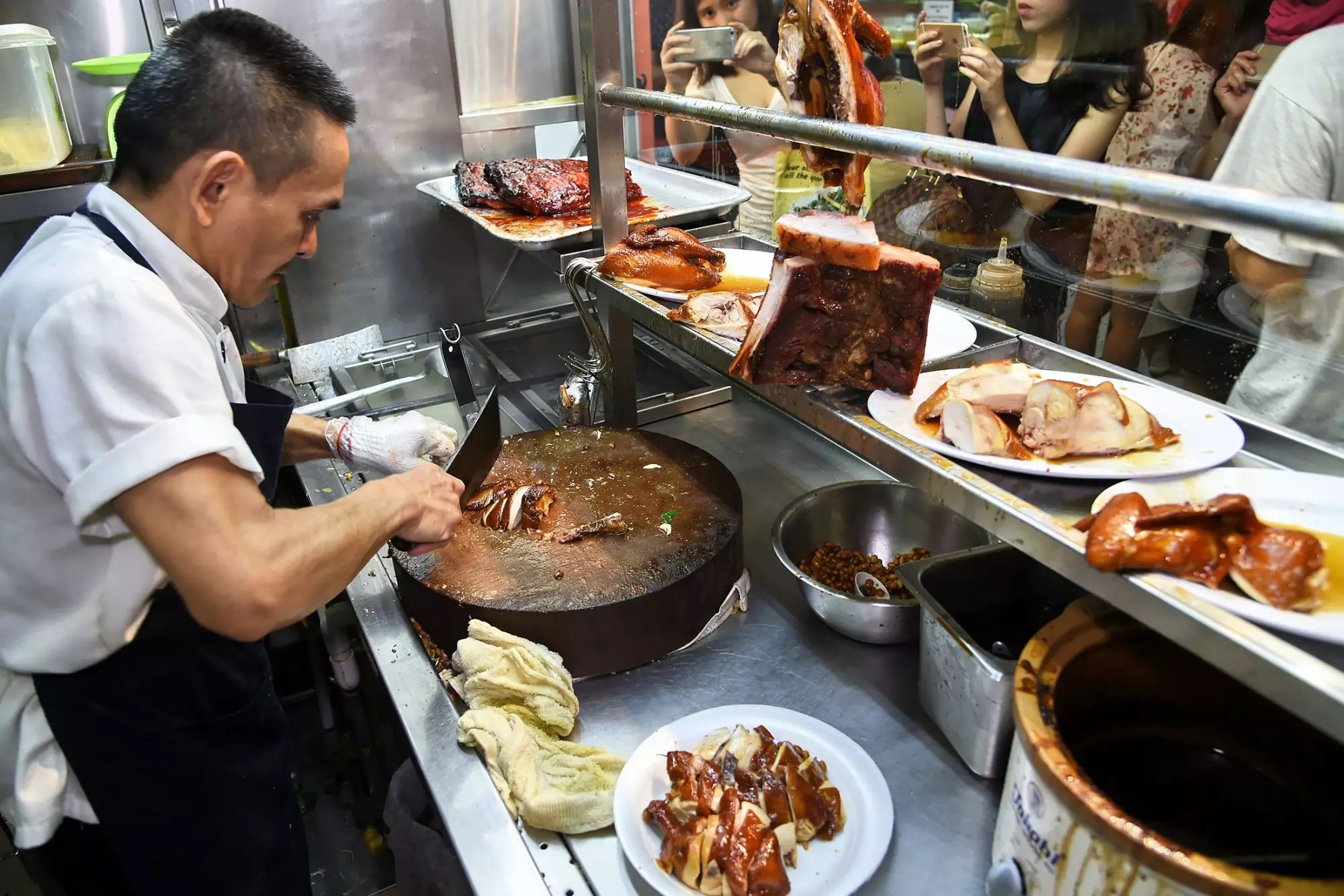 Chan Hon Meng a kha nama ea khōhō e halikiloeng setšeng sa hae sa Hong Kong Soya Sauce Chicken Rice le Noodle, Singapore.