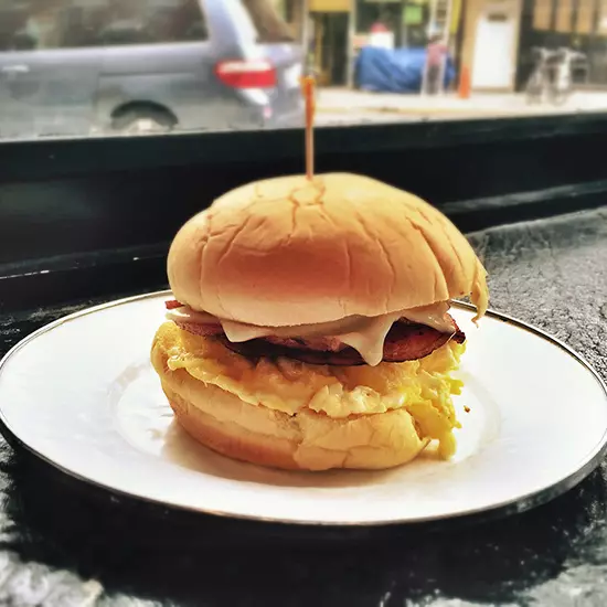 Sandwich cu rulou de porc, Băcănii Court Street