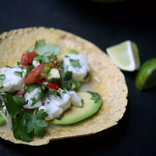 Ceviĉaj Fiŝoj Tacos kun Avocado kaj Kalko