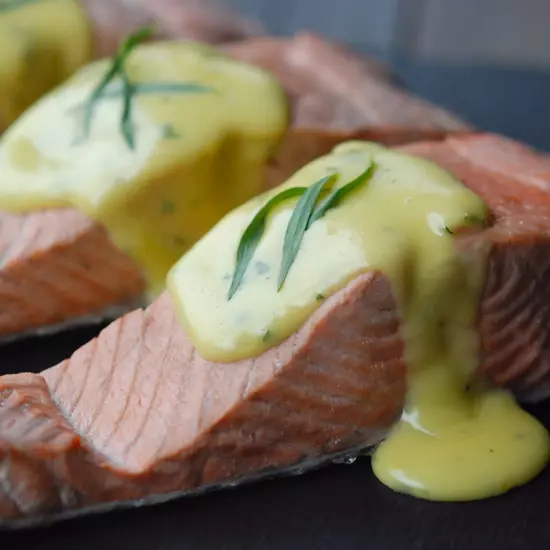 Poche somon ak Hollandaise san echèk