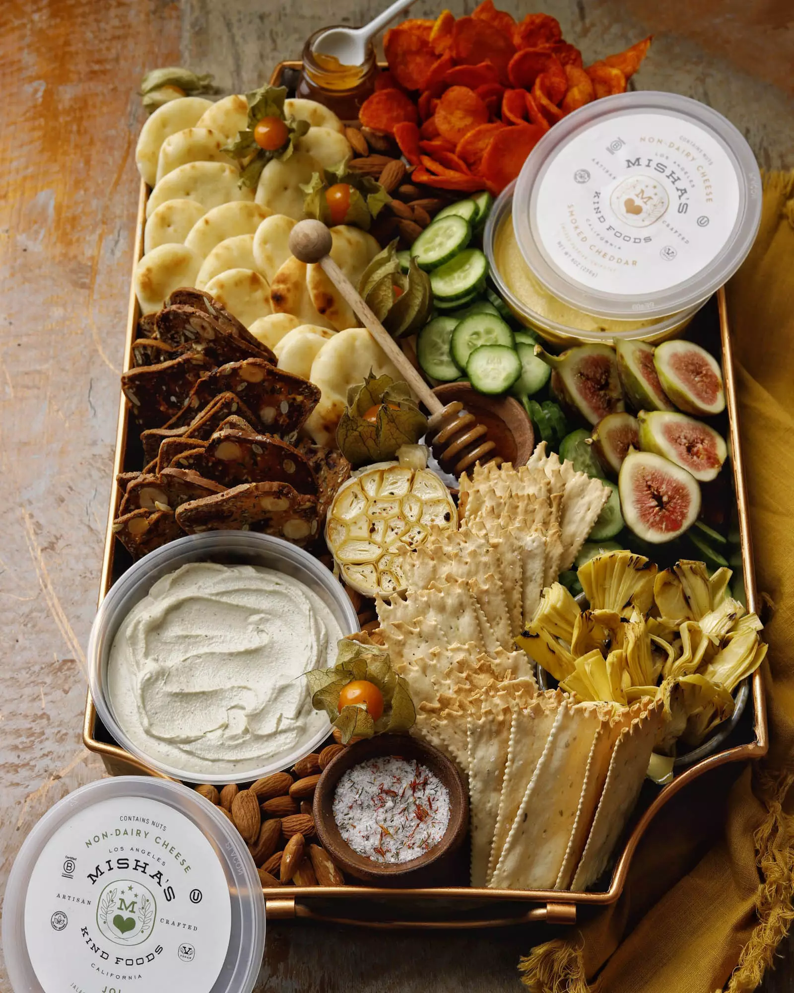 Vegan cheese board yokhala ndi tchizi cha Misha's vegan