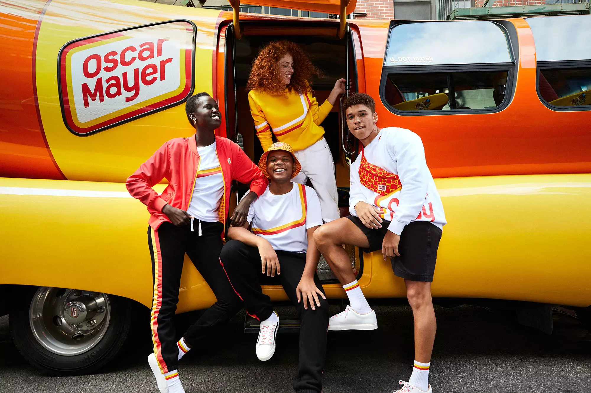 A modellek az Oscar Mayer Street Meat kapszulakollekciót viselik az Oscar Meyer hot dog buszán kívül