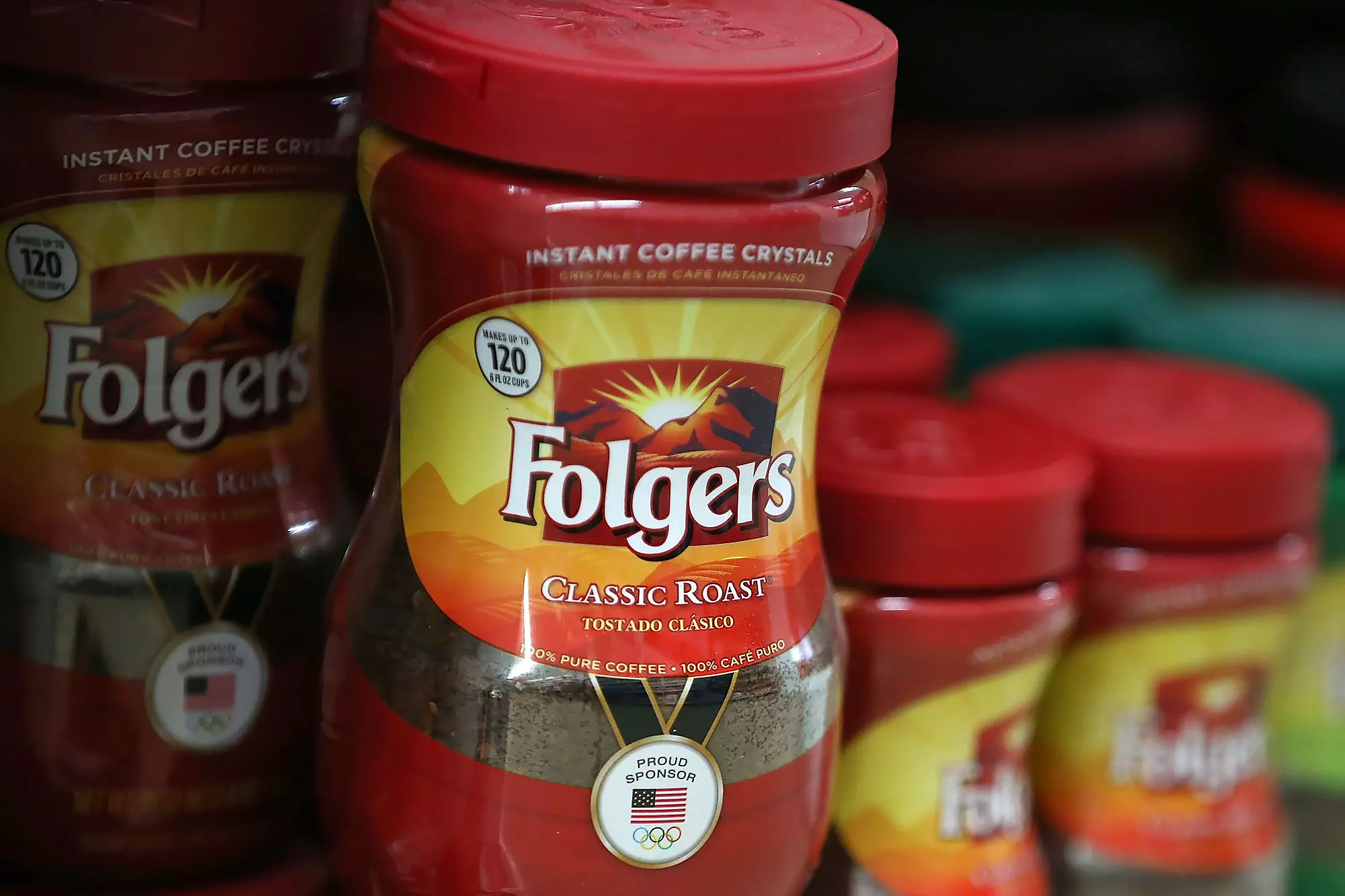 Pakker med Folgers kaffe står utstilt i en hylle på en matbutikk