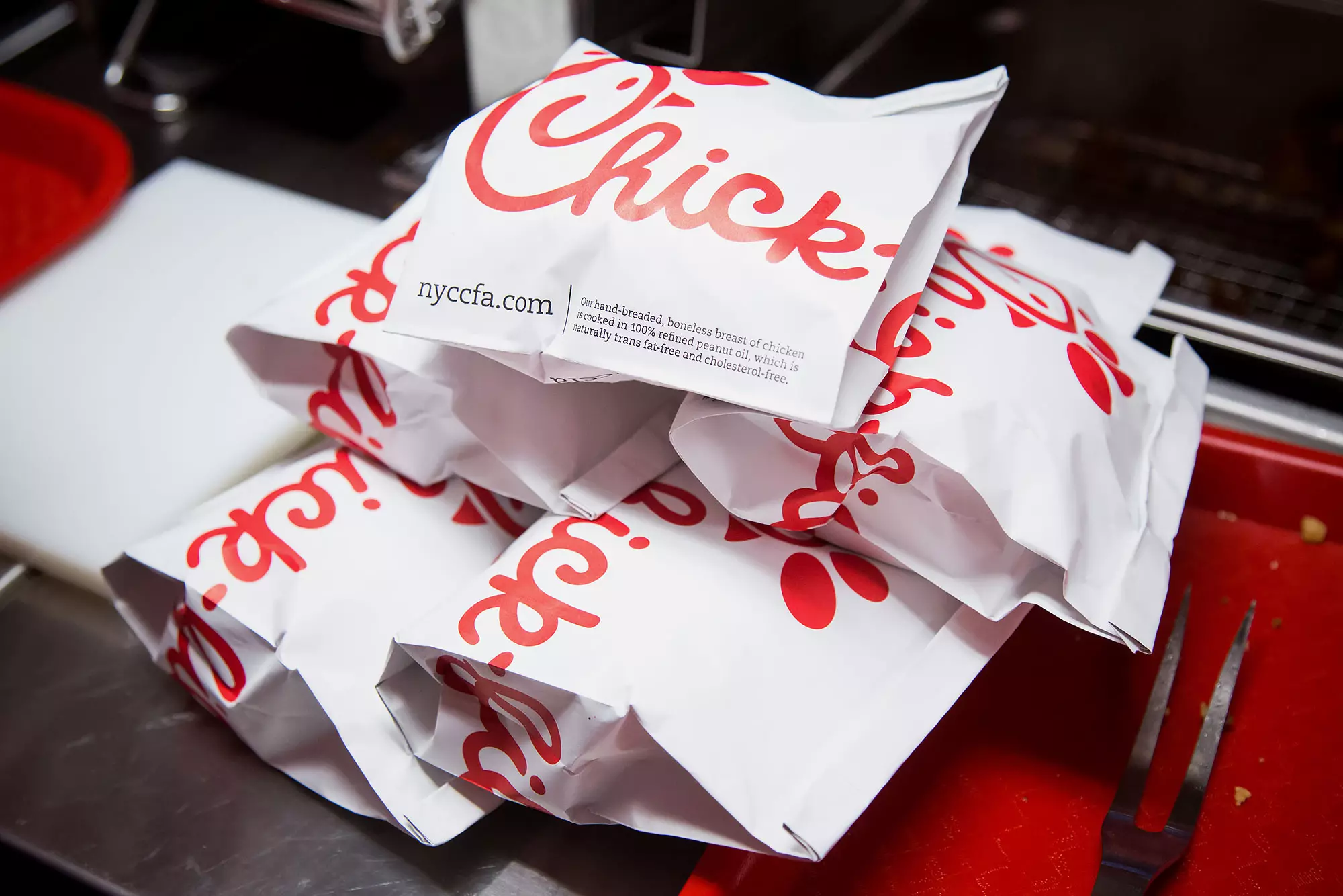 Chick-fil-Sanwichi ọkụkọ na-anọdụ ala na traị tupu e nye ya nri na ụlọ oriri na ọṅụṅụ Chick-fil-A