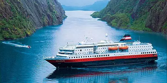 Comidas del fiordo a la mesa en los famosos cruceros Hurtigruten de Noruega