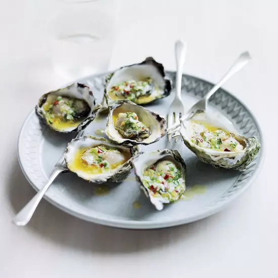 Agir-Girilled Oysters bi sîr kesk û rûnê Pastis