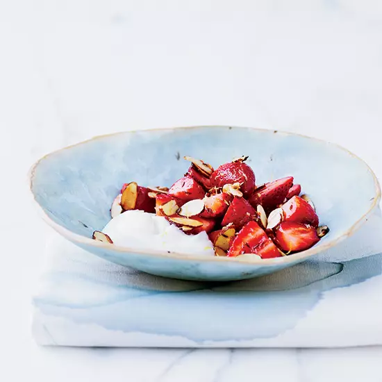 Spiced Strawberries pẹlu Yogurt