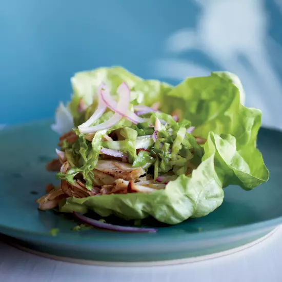 Vistas gaļa ar latīņu garšvielām salātu glāzēs