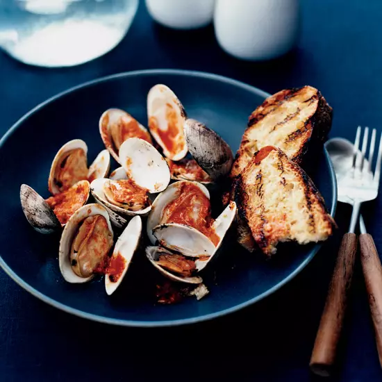 Pop-Gufungura Clams hamwe na Horseradish-Tabasco Isosi