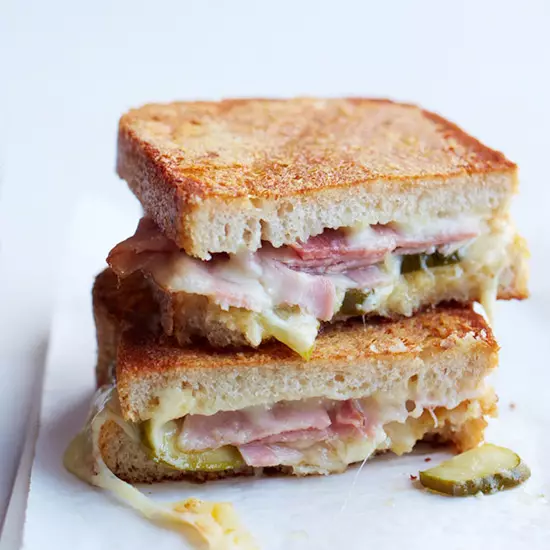 Kívül-belül grillezett sonkás-sajtos szendvicsek