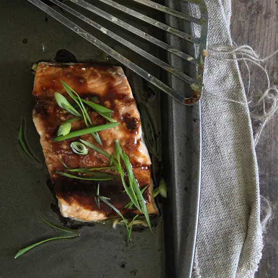 Salmón ao forno glaseado con mel de soia