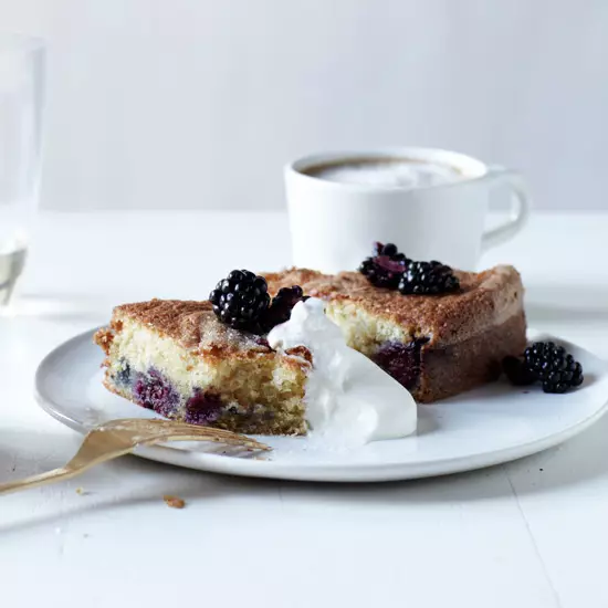 Buttermilchkuchen mit Brombeeren