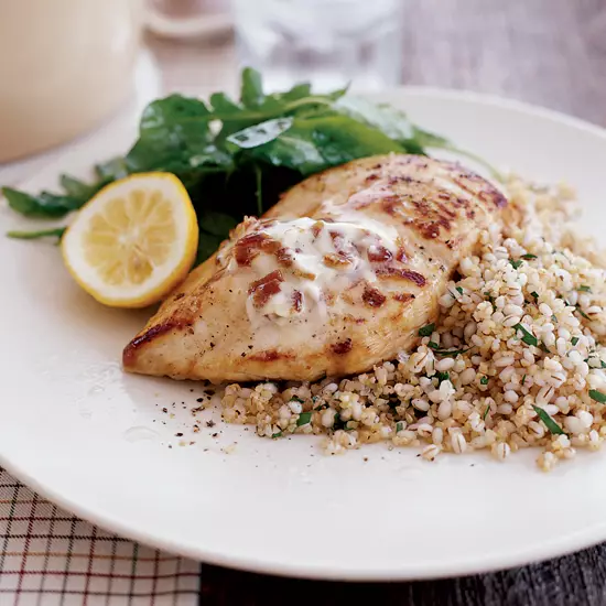 Gebratenes Hähnchen in Buttermilch mit Dattelbutter