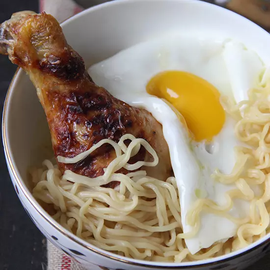 Kuwotcha nkhuku Ramen ndi Mazira Okazinga