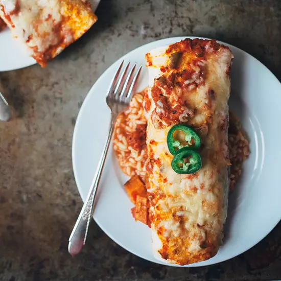 Enchiladas Sarapan Vegetarian karo Endhog lan Kentang Manis