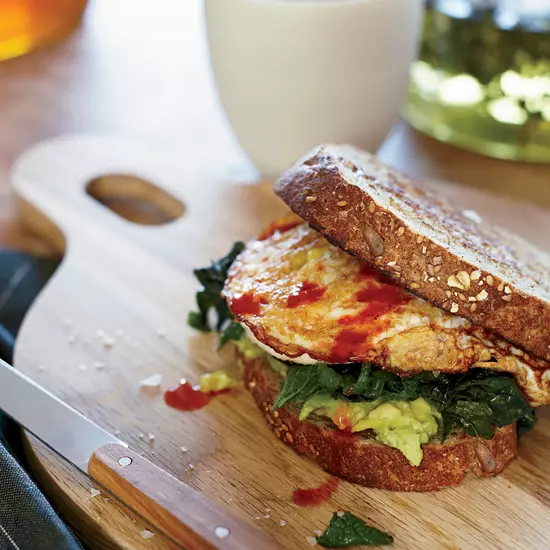 Sandwich Telur dengan Mustard Greens dan Alpukat