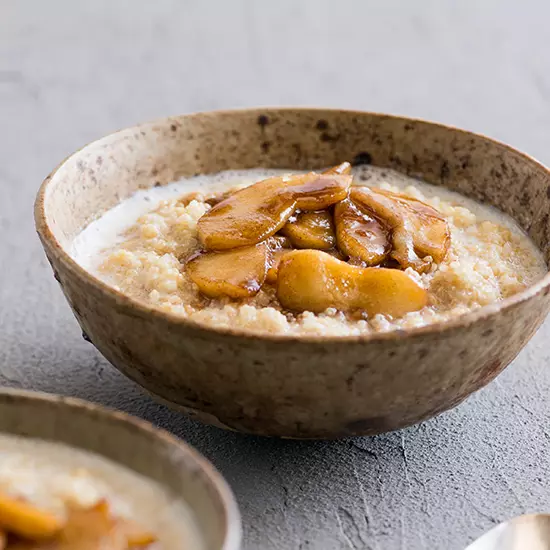 Ciotola per la colazione con quinoa alla mela e cannella