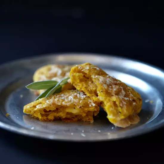 Gruyère এবং সেজ সঙ্গে সুস্বাদু কুমড়া Scones