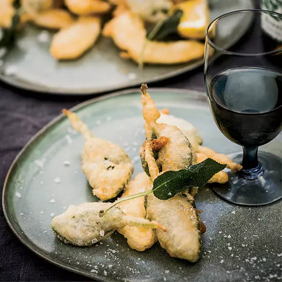 Squashfritters och friterad salvia