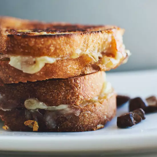 Grilled Fontina, Mushroom, thiab Sage Sandwiches