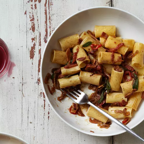 Pasta Pancetta, Shallots eta Salbia