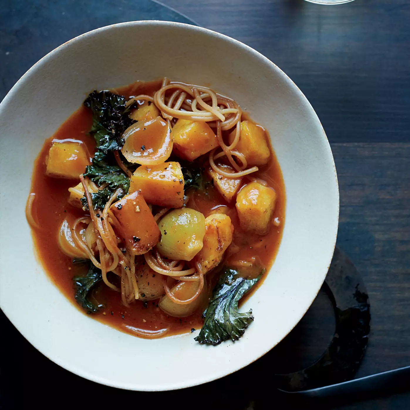 Sopa de carbassa d'hivern amb kale i fideos