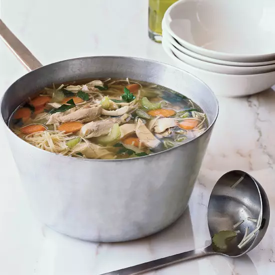 Klasična pileća supa sa rezancima