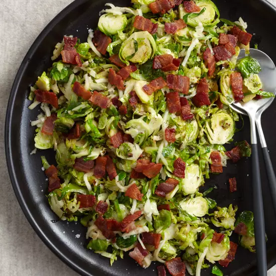 Salada de couve de Bruxelas quente com bacon