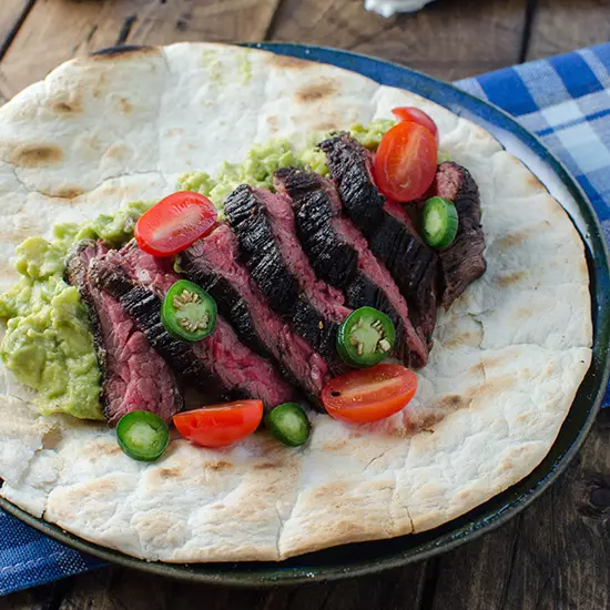 Guakamole we Salsa bilen Flank Steak Burrito