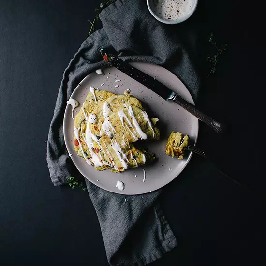 Pikante Pfannkuchen mit gerösteter Knoblauchpeitsche