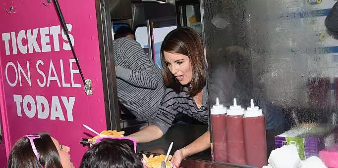 Tina Fey ag Ceiliúradh Lá 'Mean Girls' Trí Fries Cáis In Aisce a thabhairt Ar Aghaidh