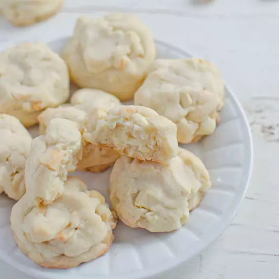 hd-201401-r-white-cocolate-macadamia-nut-butter-cookies.jpg