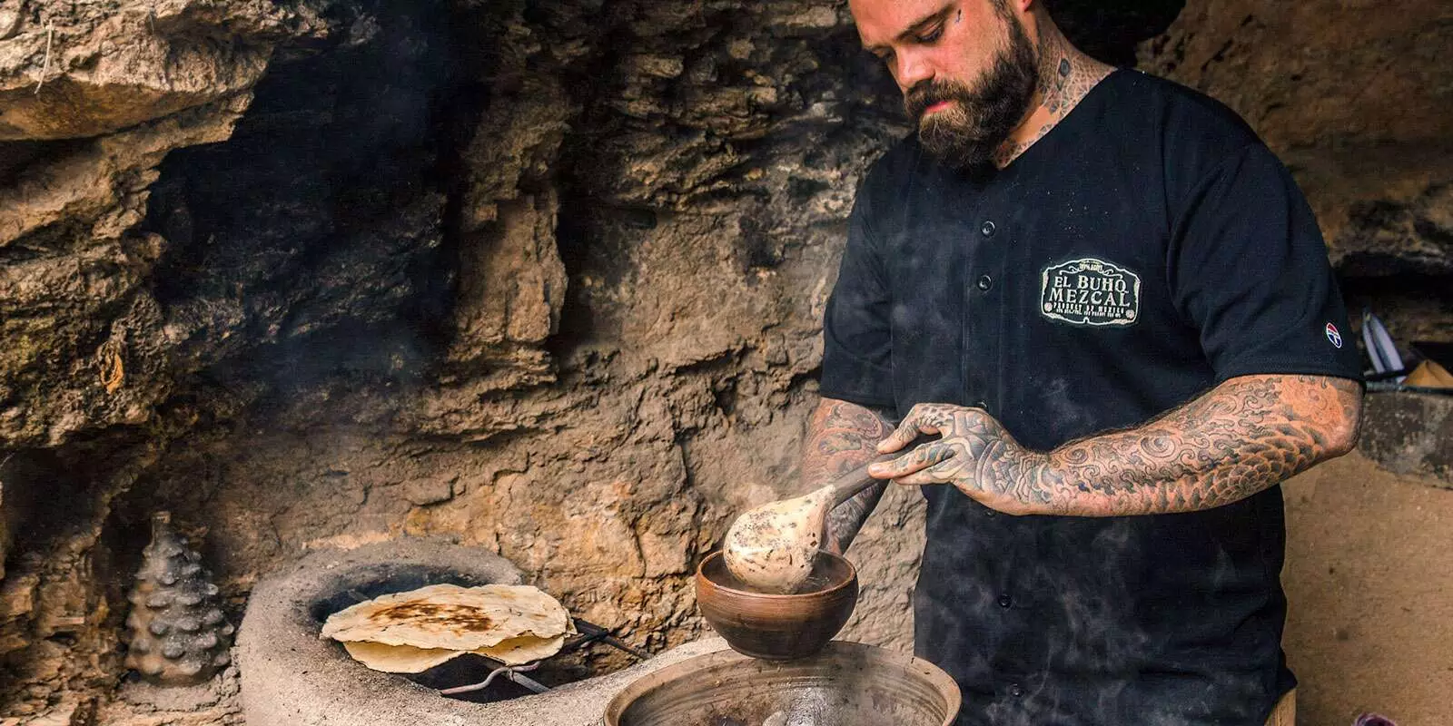 El cos sencer d'aquest xef està cobert de tatuatges relacionats amb els tacos