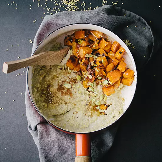 Mingau de millo cremoso con patacas doces confitadas e pistachos