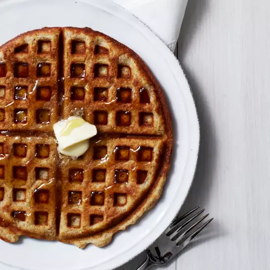 Badam panggang yang dikisar halus menambah rasa yang hebat pada wafel susu mentega yang rangup ini.